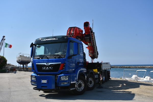 A Fassi F85BFM.0.22 active marine crane on a vessel in the Netherlands ...